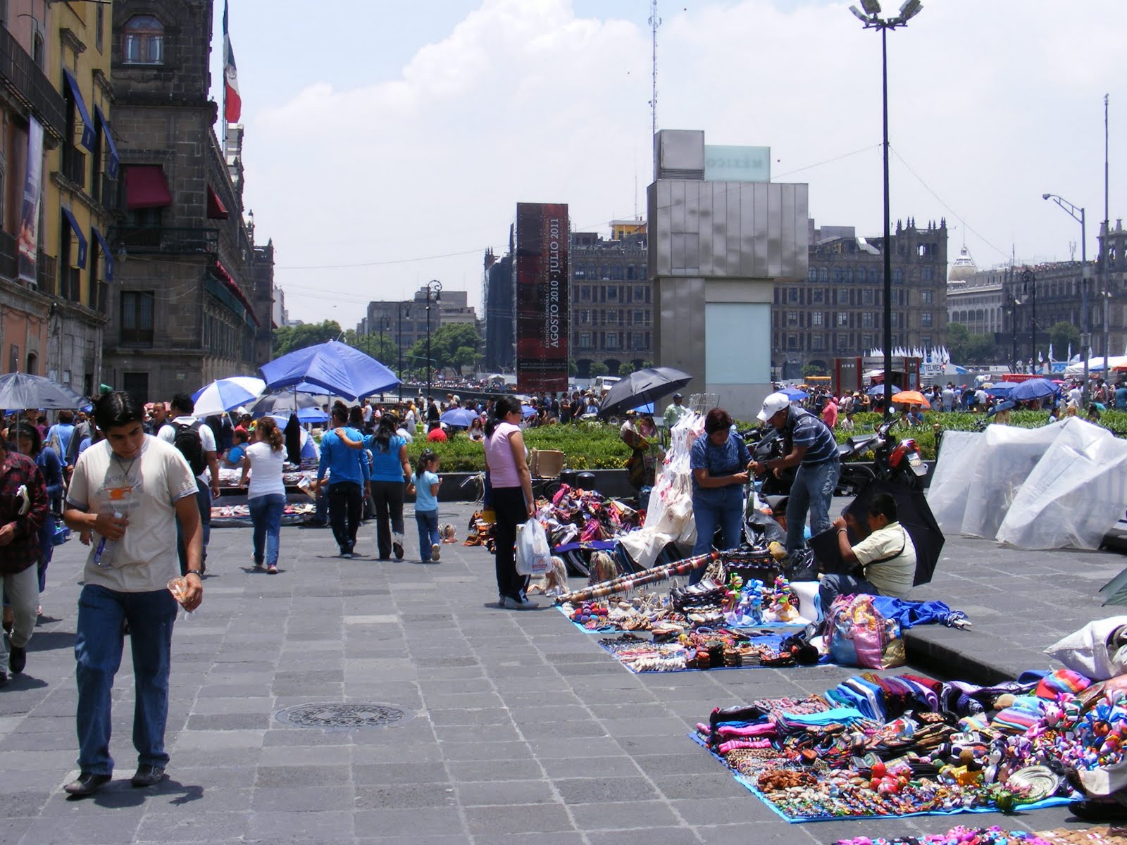Street Gourmet LA: Huaraches Toluquenos in the Aztec Marketplace-Mexico ...