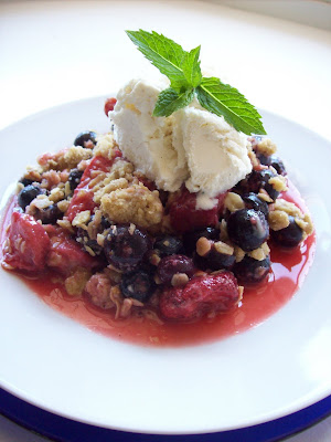 red or green?: strawberry & blueberry crisp...red or green? style