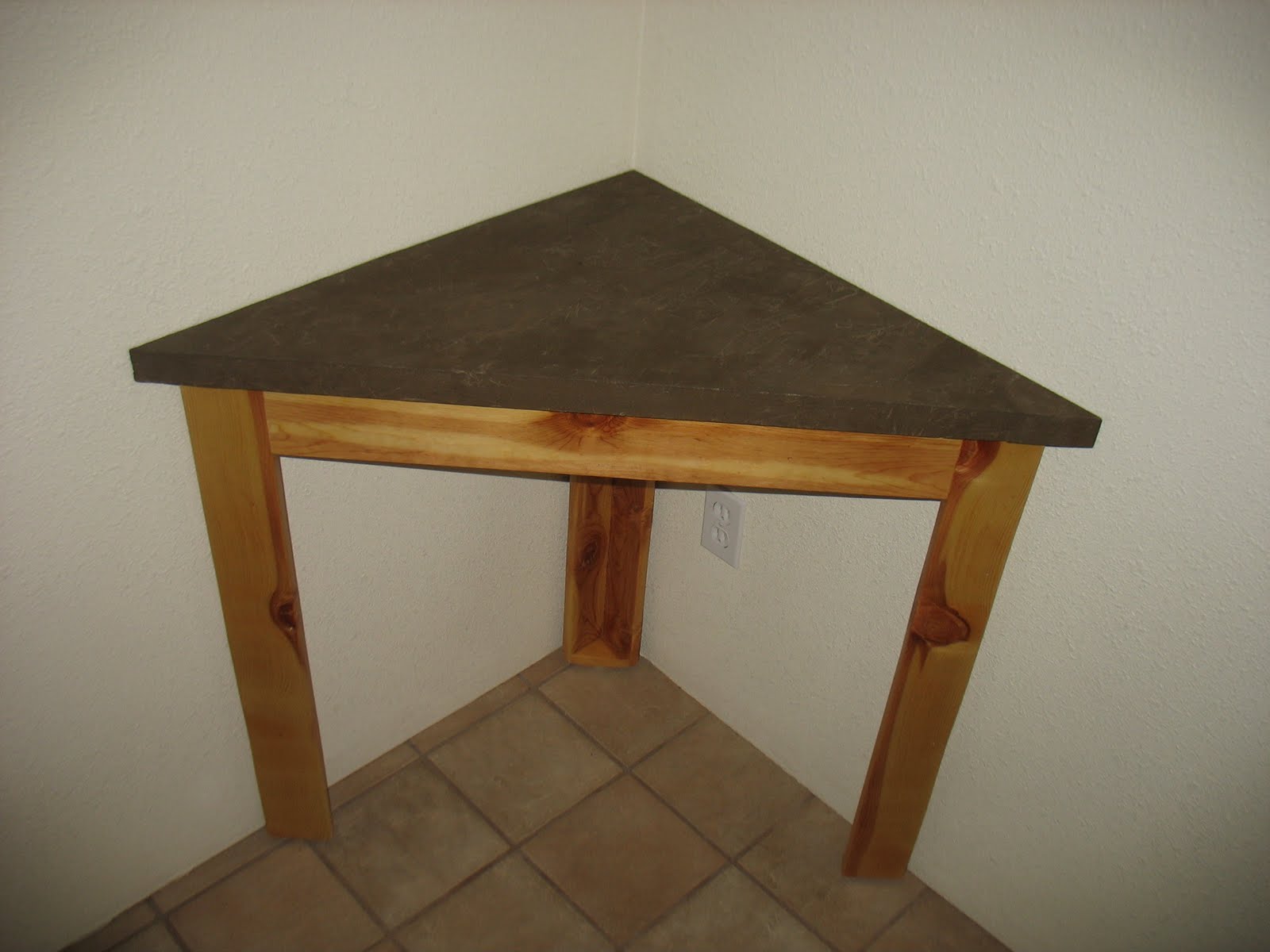 Lost in Desert Designs: Concrete top corner table