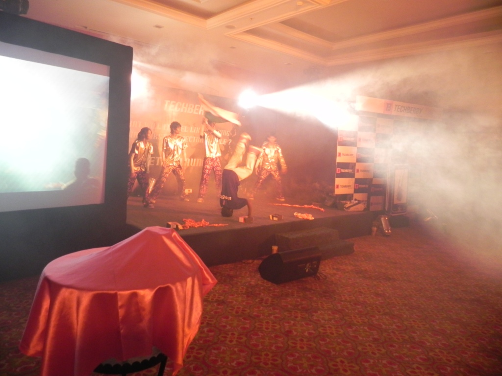 Techberry Mobiles: The India's first projector mobile got launched on ...