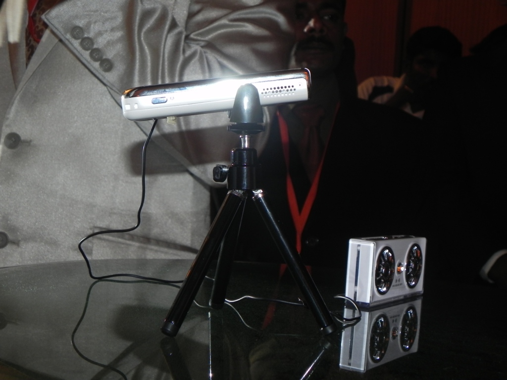 Techberry Mobiles: The India's first projector mobile got launched on ...