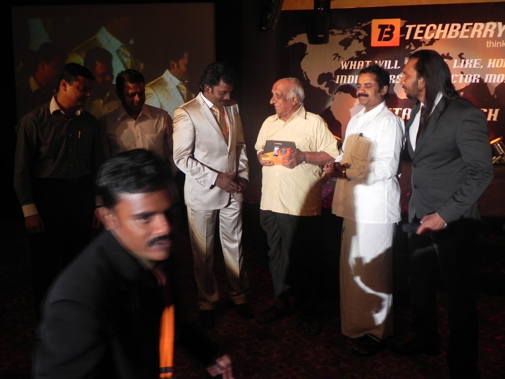 Techberry Mobiles: The India's first projector mobile got launched on ...