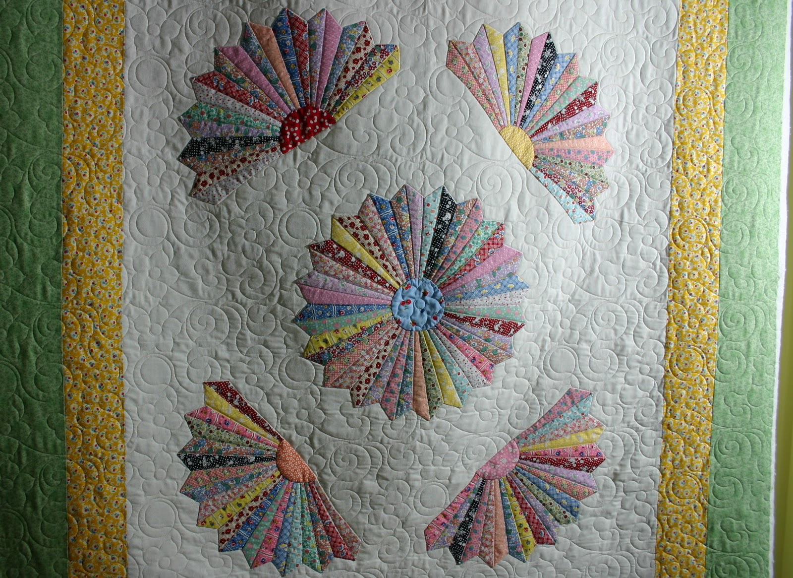 Three Bears Quilting: Nancy's Dresden Plate Applique is Finished!