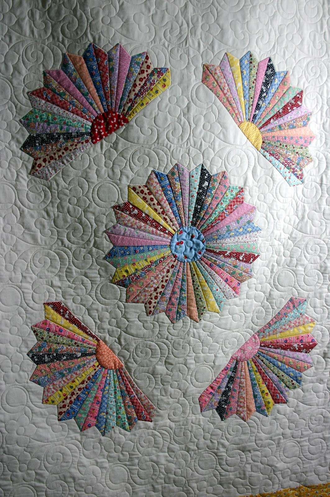 Three Bears Quilting: Nancy's Dresden Plate Applique is Finished!