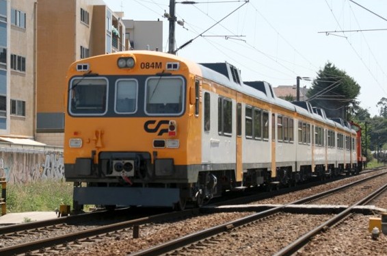 Apeadeiro das Virtudes: AUTOMOTORA DIESEL CP SERIE 592