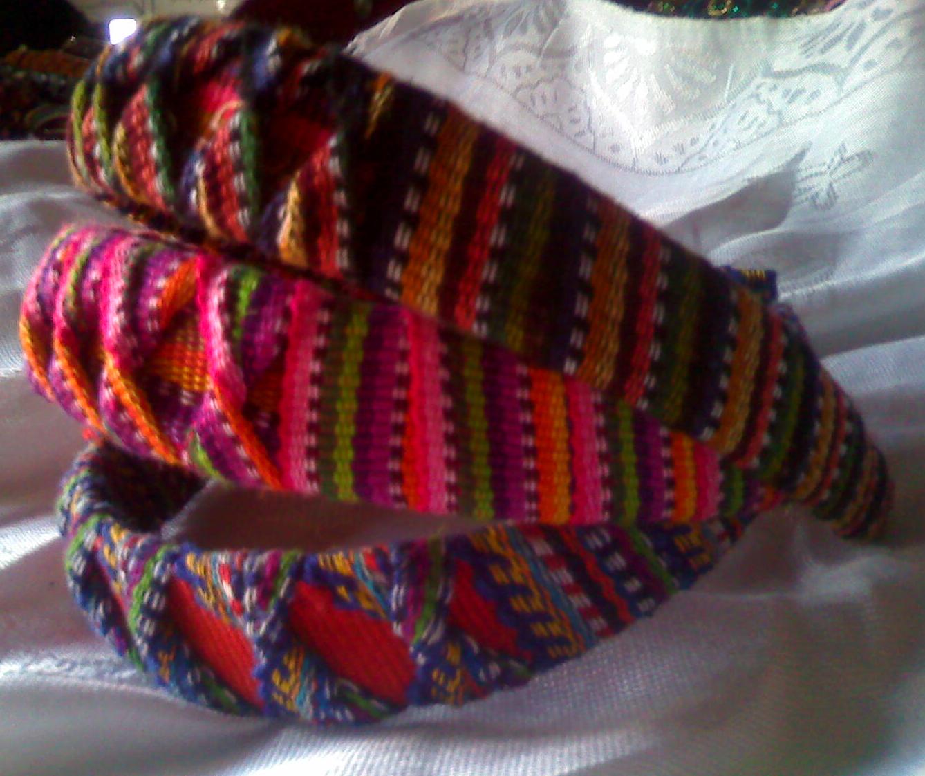 Artesanias de Irma Mijangos: diademas con aplicaciones de tela tipica