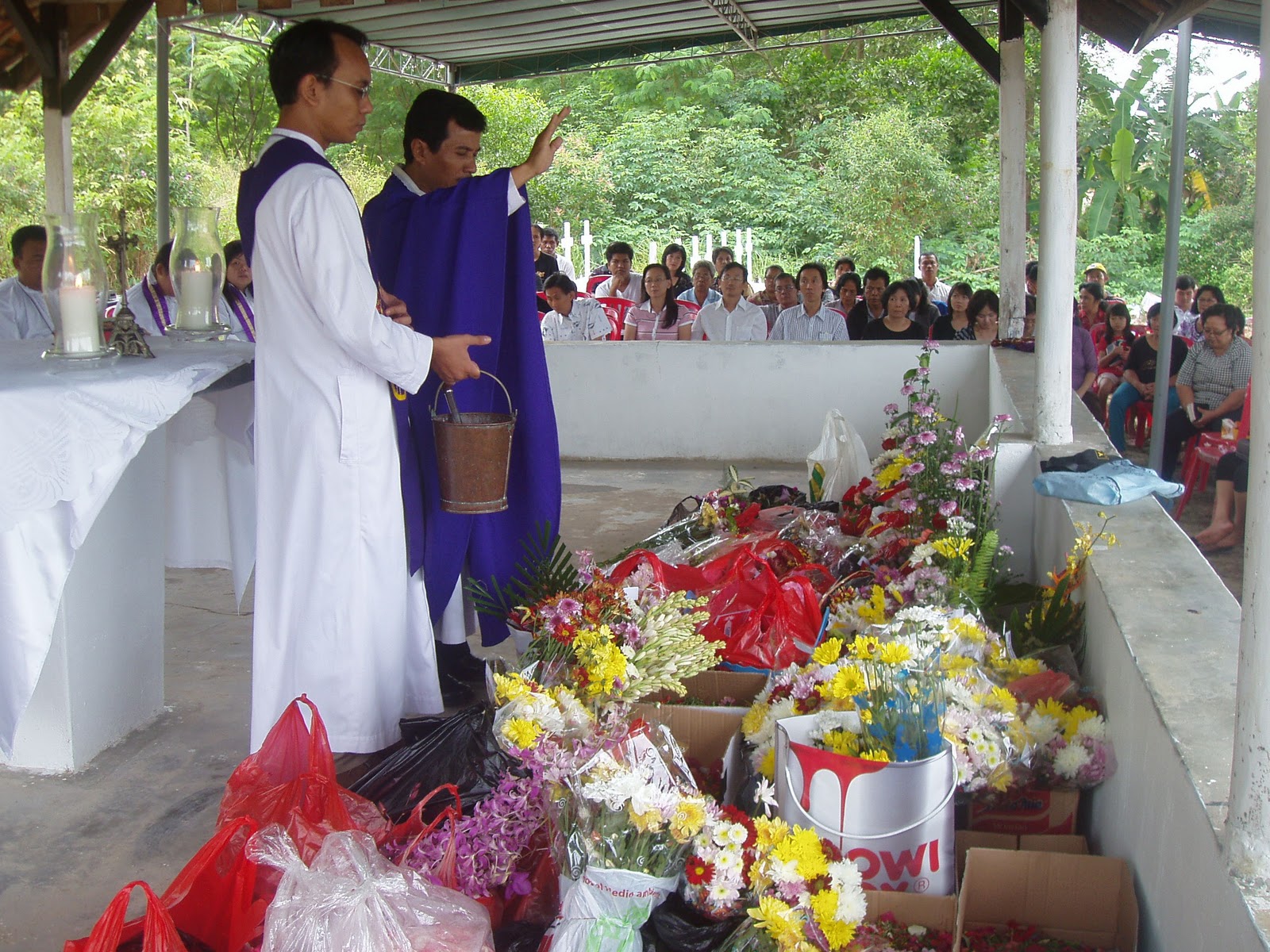 PHOTO MISA ARWAH 2 NOVEMBER 2010 DI KUBUR KATOLIK SUNGAILIAT