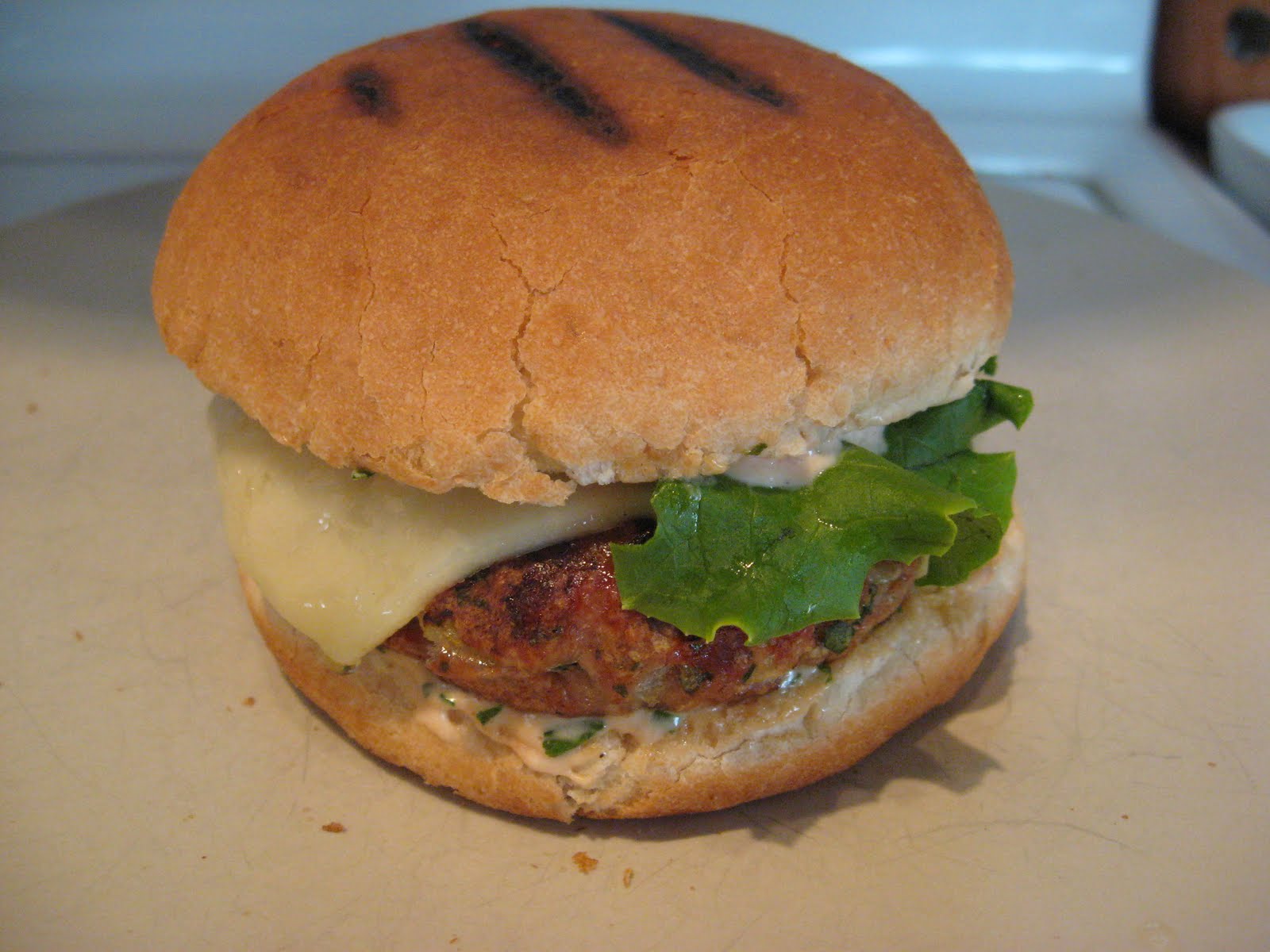 Recettes de Flipp: Cheeseburger suisse au poulet citronné et tomates séchés