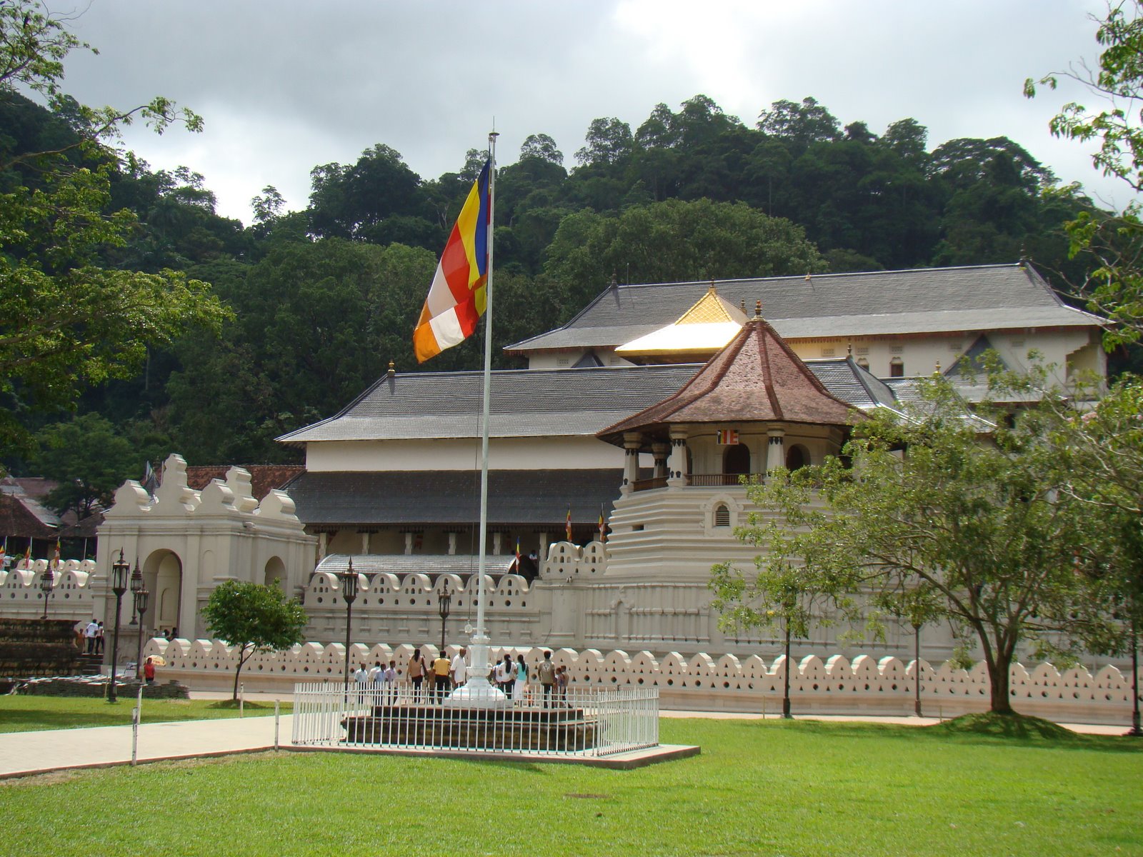 Discover-SriLanka: SRI LANKA - ATTRACTIONS [ CITY OF KANDY ]