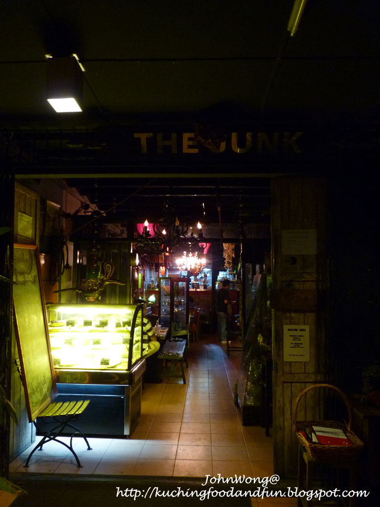 Kuching Food and Fun: The Junk Restaurant