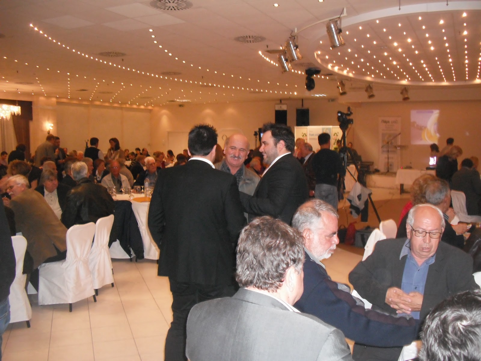 ΚΑΤΑΜΕΣΤΗ Η ΑΙΘΟΥΣΑ ΣΤΟ ΜΕΛΙΣΣΟΧΩΡΙ ΣΤΗΝ ΕΚΔΗΛΩΣΗ ΤΟΥ ΕΠΙΚΕΦΑΛΗΣ ΤΟΥ ...