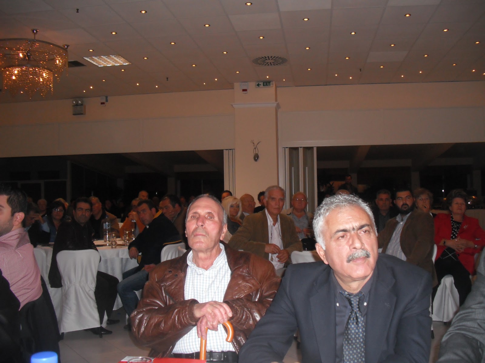 ΚΑΤΑΜΕΣΤΗ Η ΑΙΘΟΥΣΑ ΣΤΟ ΜΕΛΙΣΣΟΧΩΡΙ ΣΤΗΝ ΕΚΔΗΛΩΣΗ ΤΟΥ ΕΠΙΚΕΦΑΛΗΣ ΤΟΥ ...