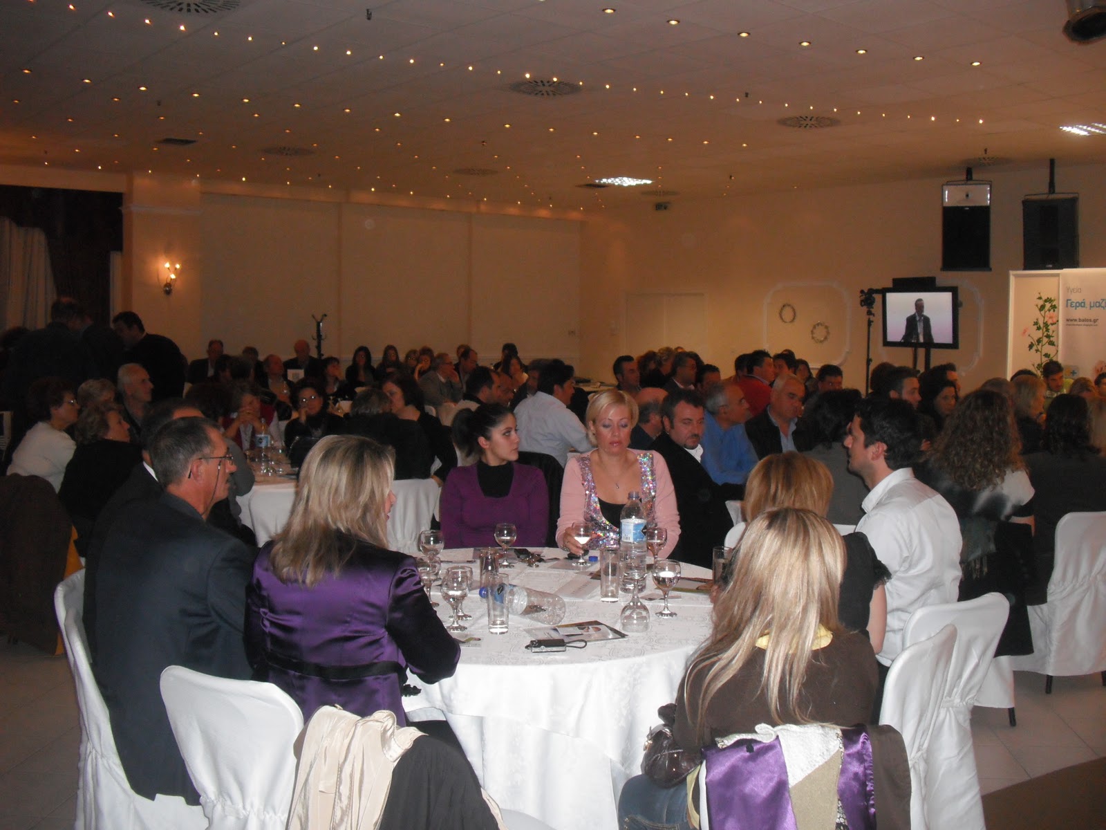 ΚΑΤΑΜΕΣΤΗ Η ΑΙΘΟΥΣΑ ΣΤΟ ΜΕΛΙΣΣΟΧΩΡΙ ΣΤΗΝ ΕΚΔΗΛΩΣΗ ΤΟΥ ΕΠΙΚΕΦΑΛΗΣ ΤΟΥ ...