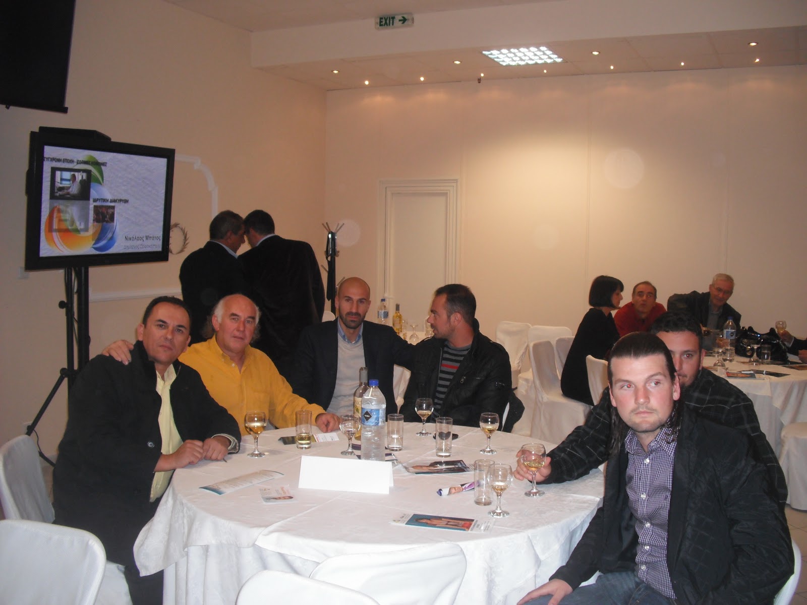 ΚΑΤΑΜΕΣΤΗ Η ΑΙΘΟΥΣΑ ΣΤΟ ΜΕΛΙΣΣΟΧΩΡΙ ΣΤΗΝ ΕΚΔΗΛΩΣΗ ΤΟΥ ΕΠΙΚΕΦΑΛΗΣ ΤΟΥ ...