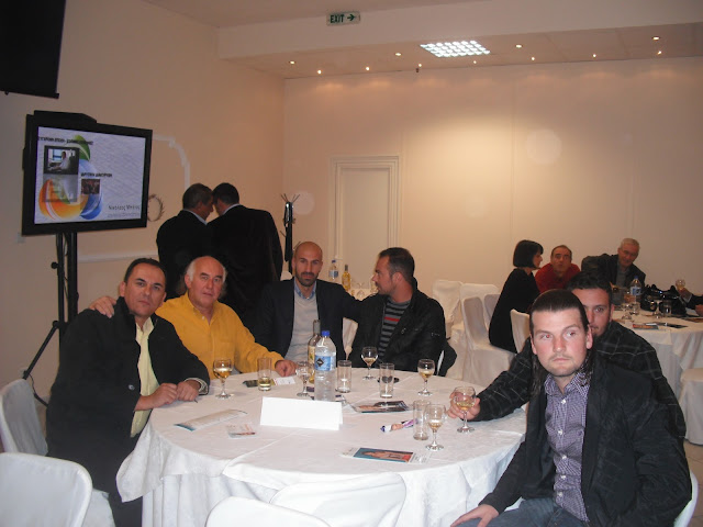 ΚΑΤΑΜΕΣΤΗ Η ΑΙΘΟΥΣΑ ΣΤΟ ΜΕΛΙΣΣΟΧΩΡΙ ΣΤΗΝ ΕΚΔΗΛΩΣΗ ΤΟΥ ΕΠΙΚΕΦΑΛΗΣ ΤΟΥ ...