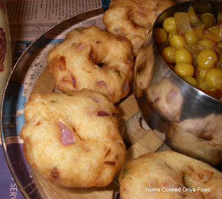 Oriya Food: Bara with ghuguni