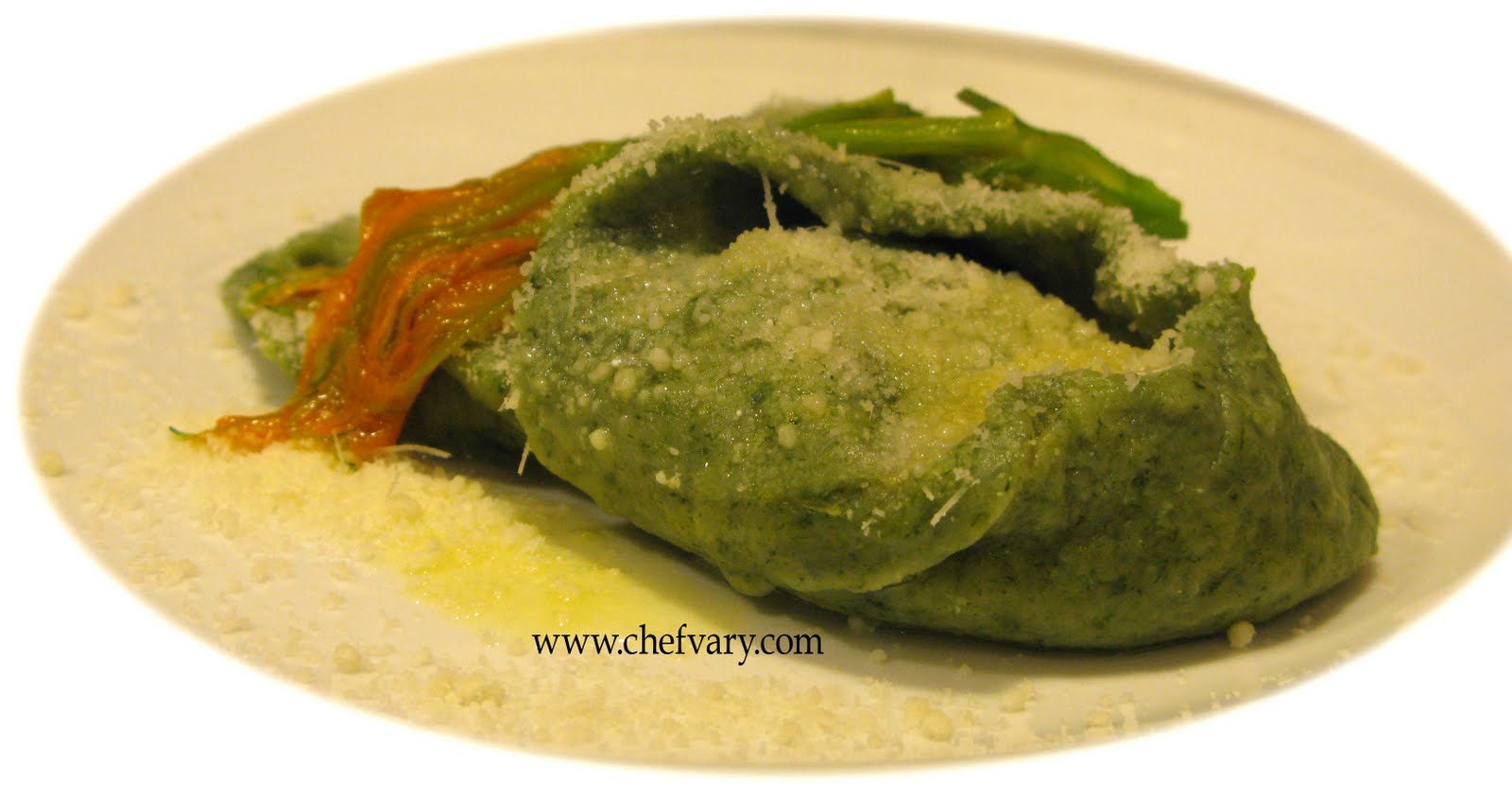 Ravioli in spinach green pasta, stuffed with pumpkin and ricotta