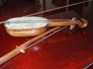 musicapando: Instrumentos de cuerda frotada: el rabel.