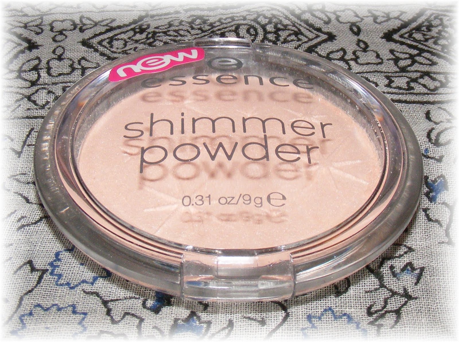 PRETTY IN...: [Review] essence Shimmer Powder