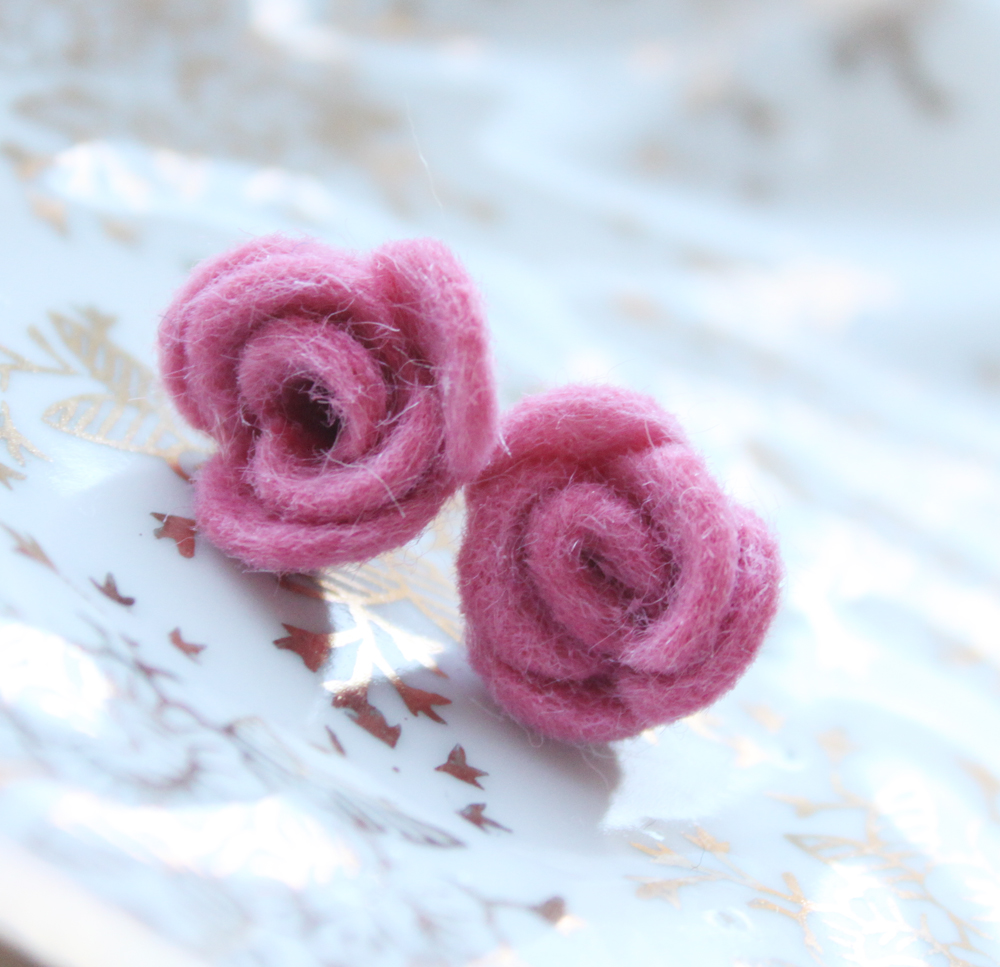 {The Ardent Sparrow}: Wool Felt Roses at {The Ardent Sparrow}