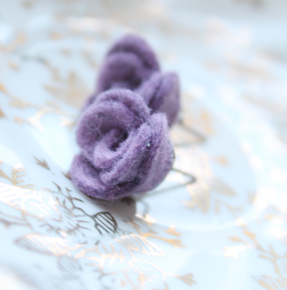 {The Ardent Sparrow}: Wool Felt Roses at {The Ardent Sparrow}