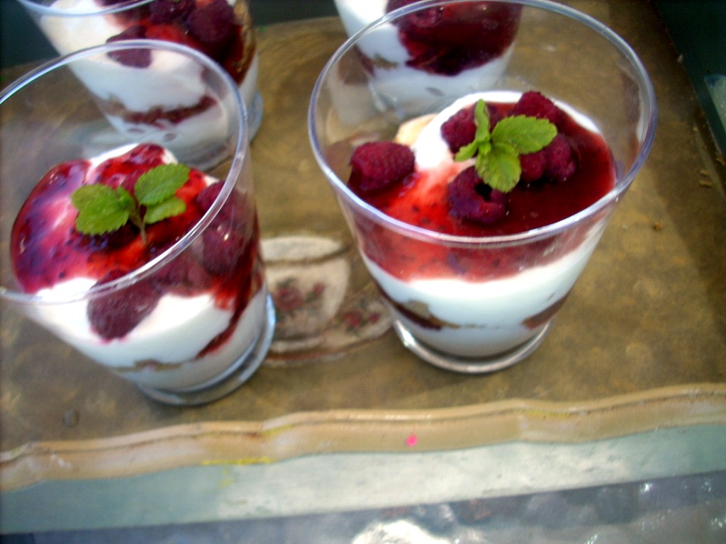 Canela kitchen (gloria): Ricotta parfait with strawberry sauce