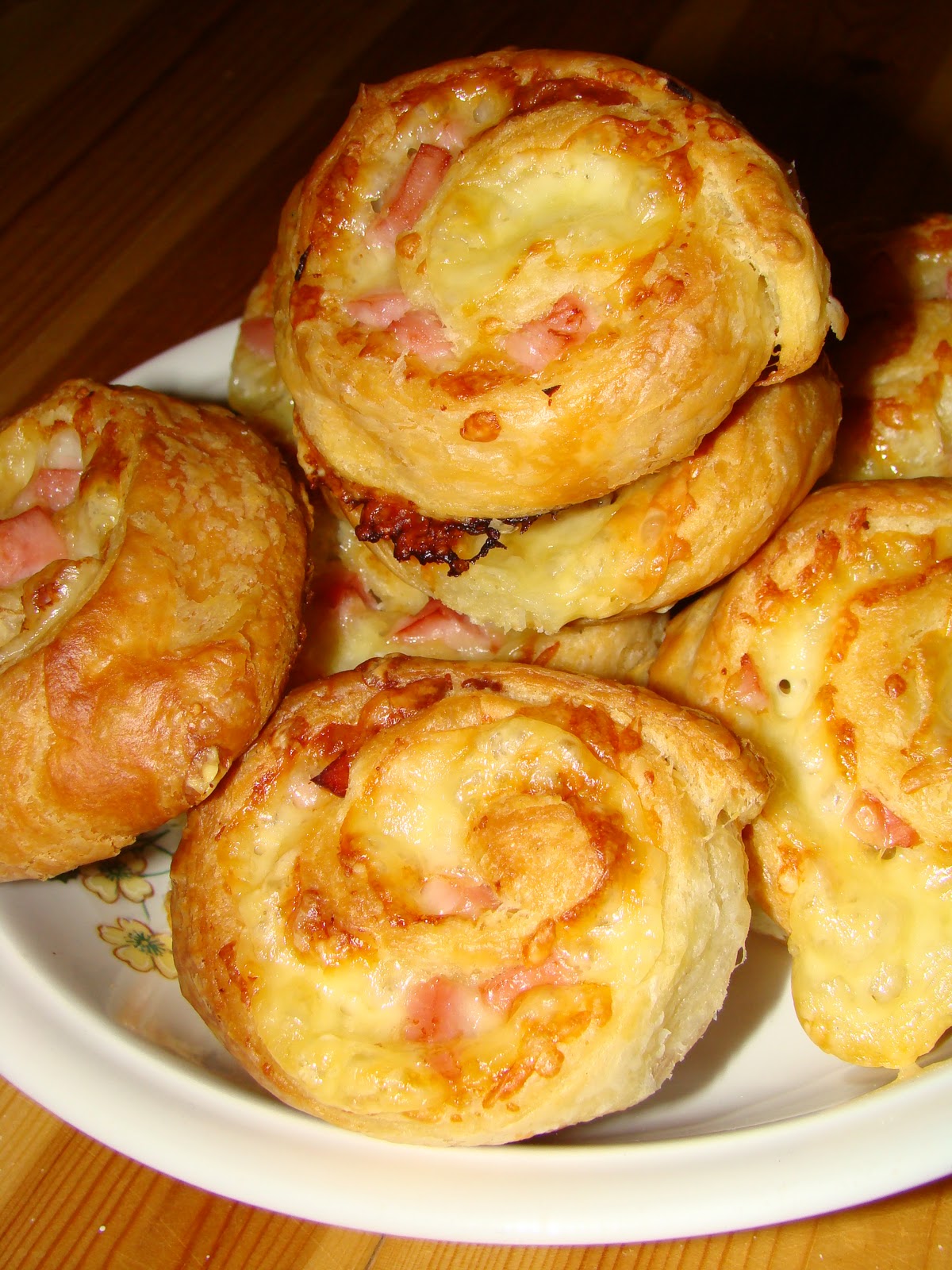 Gredi kokkab: Kõige lihtsamad singi-juustu pirukad