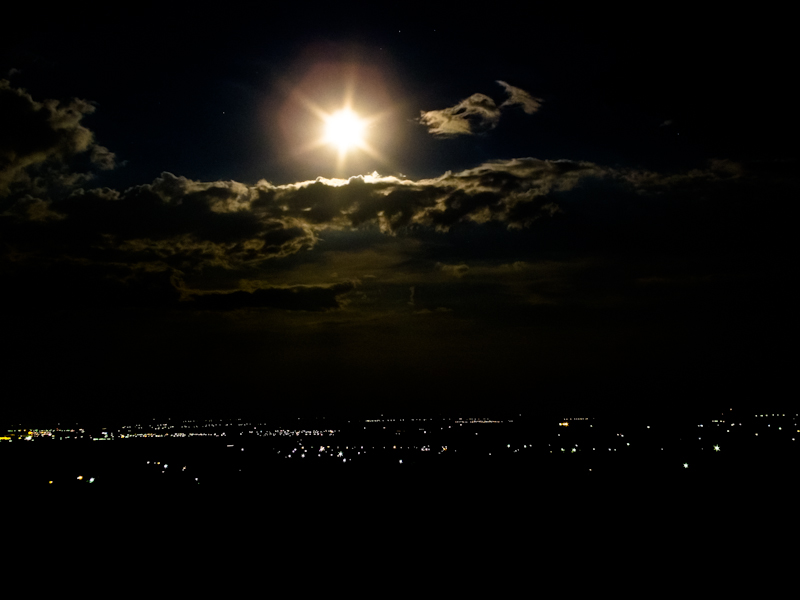 Blogul Fotografilor Jedi: Luna plina si imagini prelucrate hiperbolic Blogul Fotografilor Jedi: Luna plina si imagini prelucrate hiperbolic