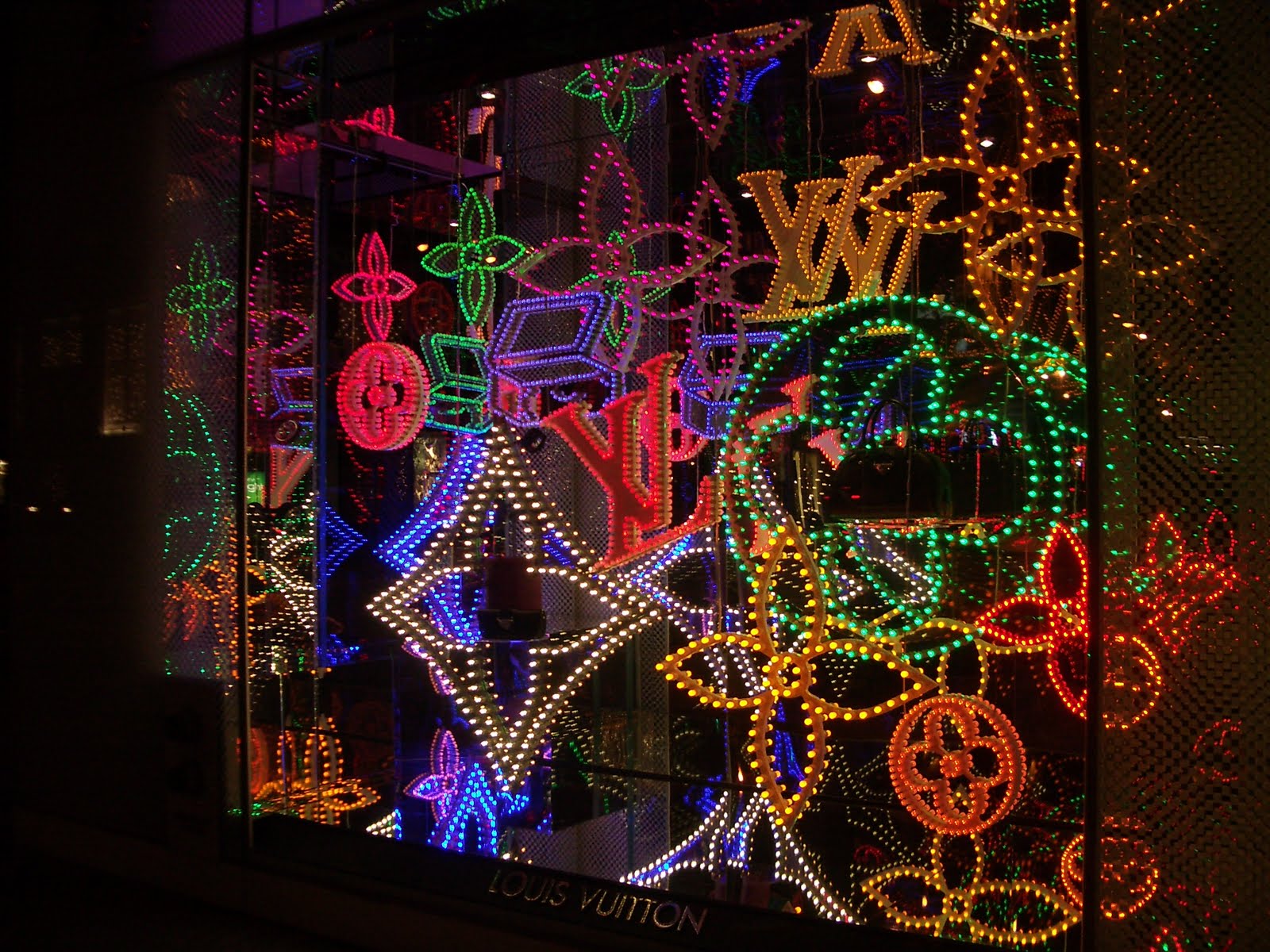 RetailStoreWindows.com: Louis Vuitton, London