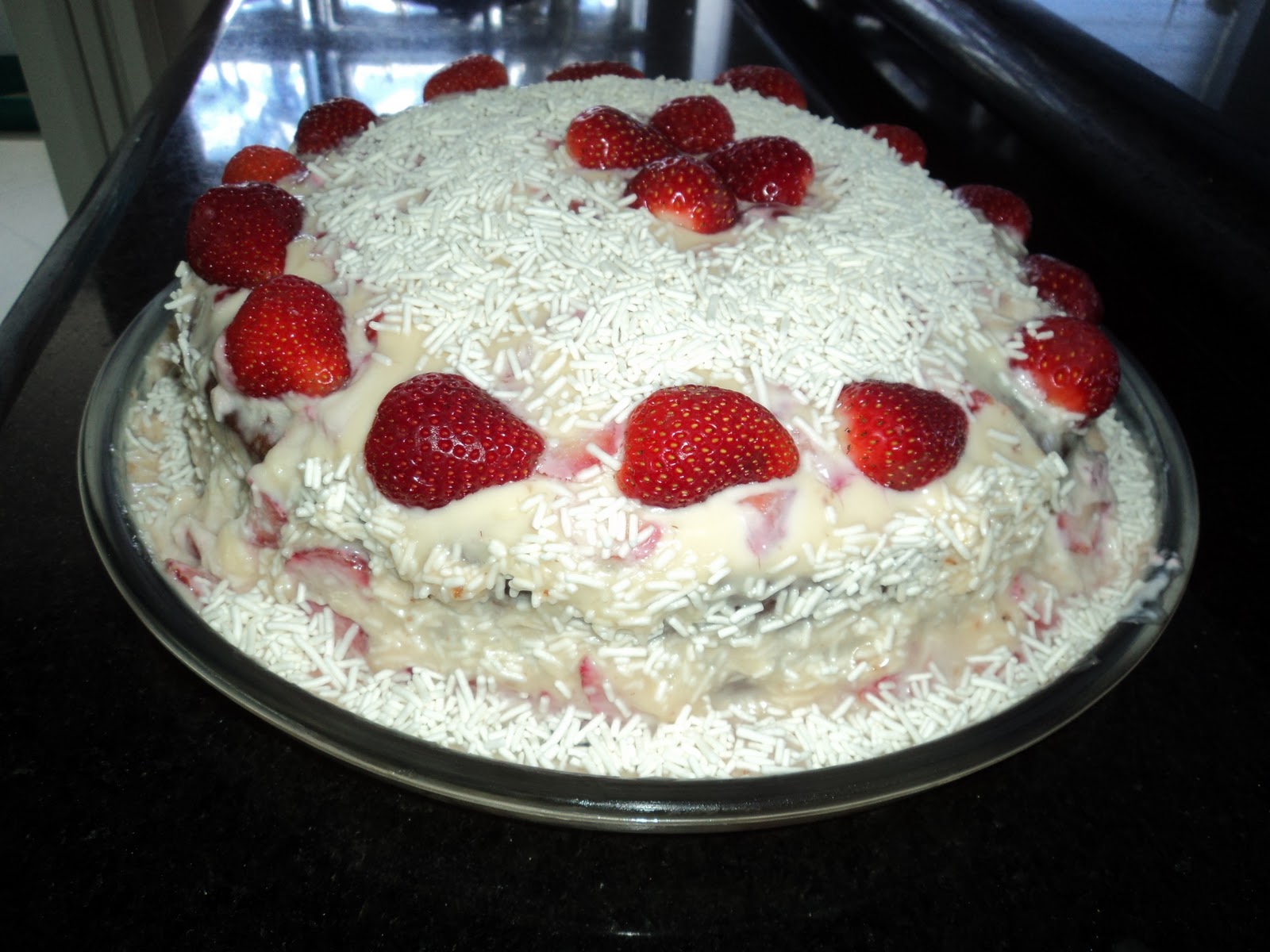 Comida sem neuras!!!: Bolo de morango, com massa rosa!