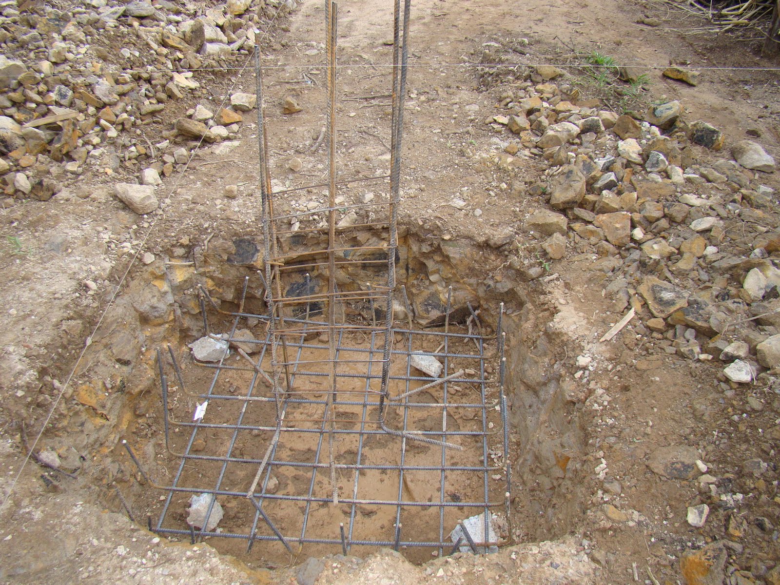 Escola Municipal Eng.º João Magalhães Filho: Montagem das sapatas