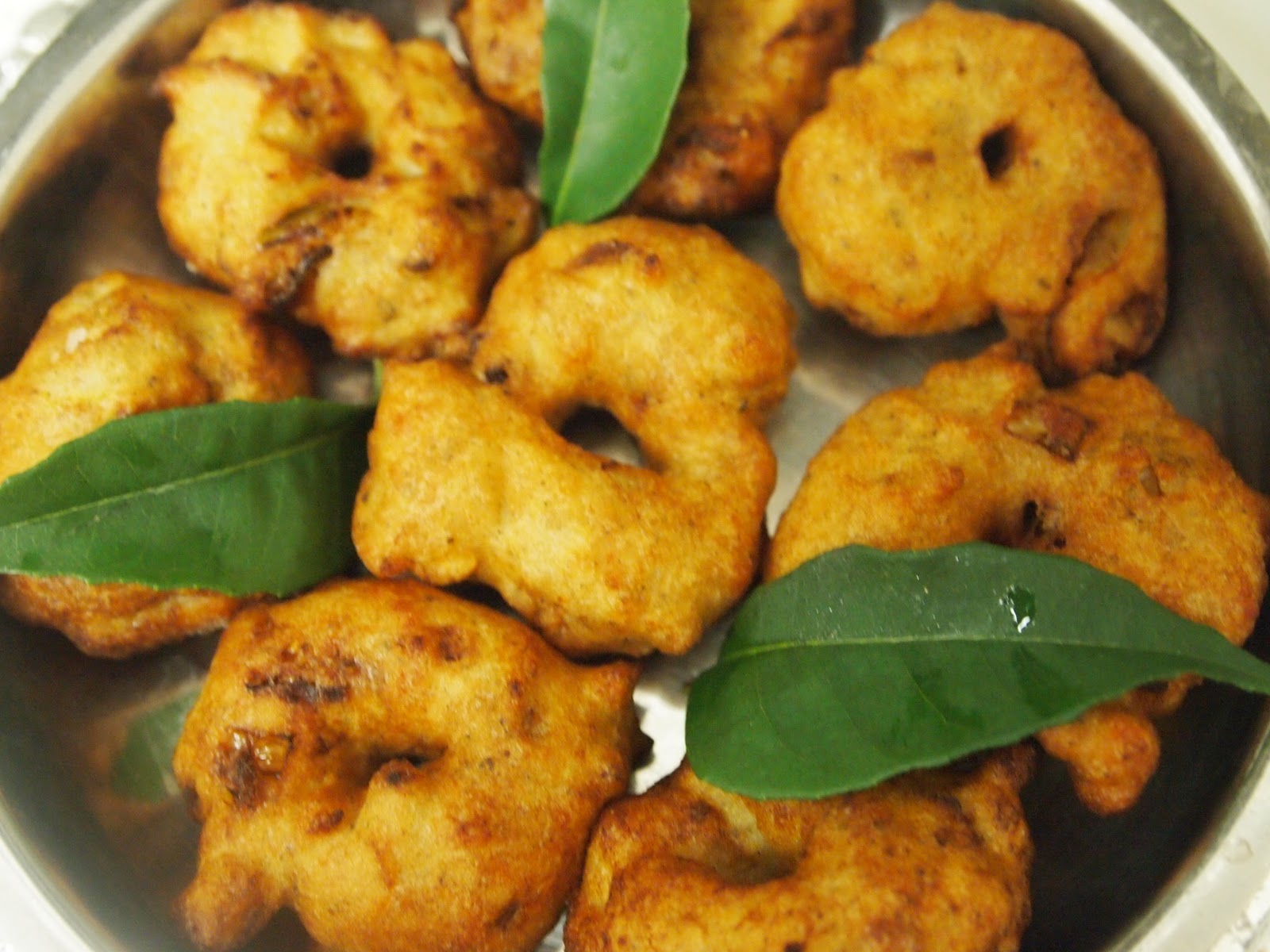 Daily Samayal Recipes: Medhu vadai/Ulundhu vadai