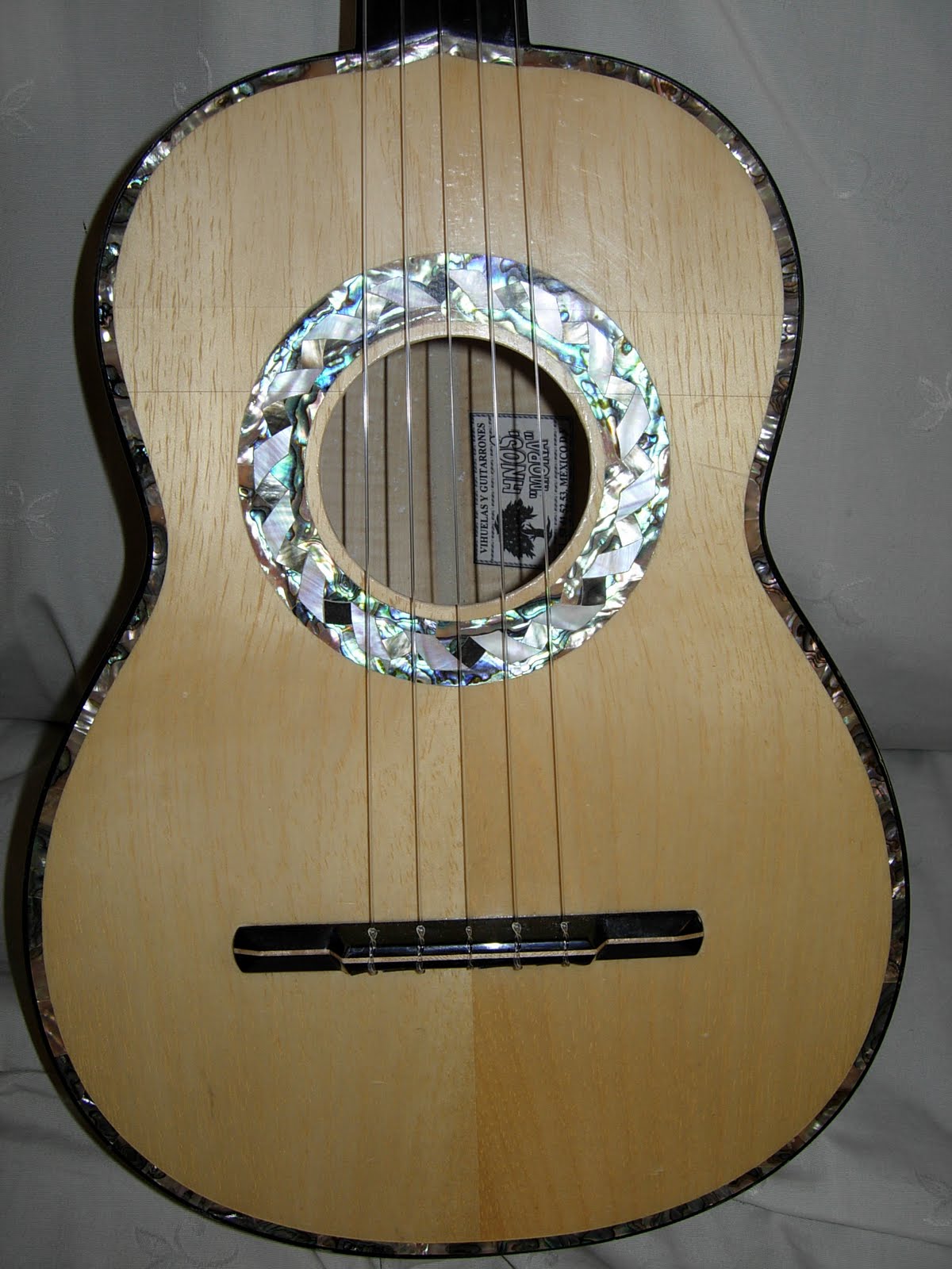 VIHUELAS: VIHUELA MORA (ARCE EUROPEO)