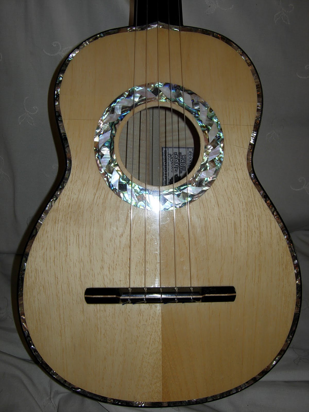 VIHUELAS: VIHUELA MORA (ARCE EUROPEO)