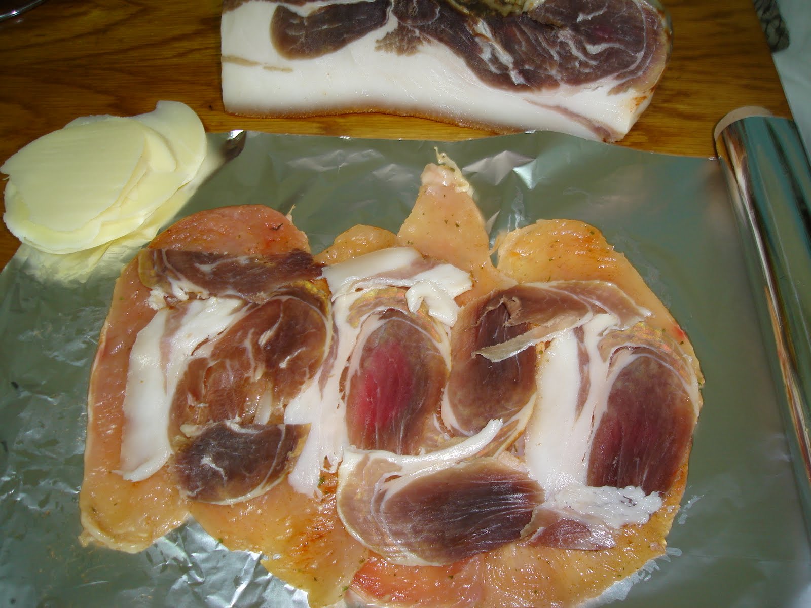 Pe masa din bucatarie: Rulada de pui cu sunca afumata si cascaval