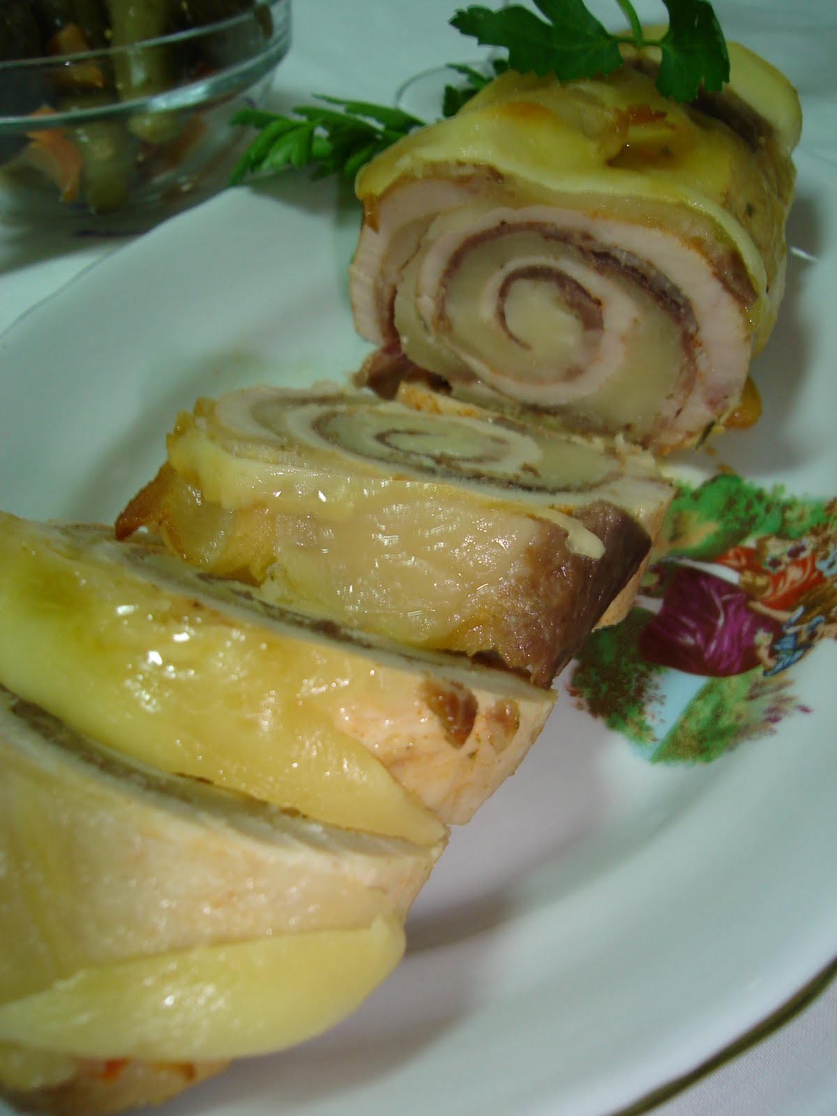 Pe masa din bucatarie: Rulada de pui cu sunca afumata si cascaval