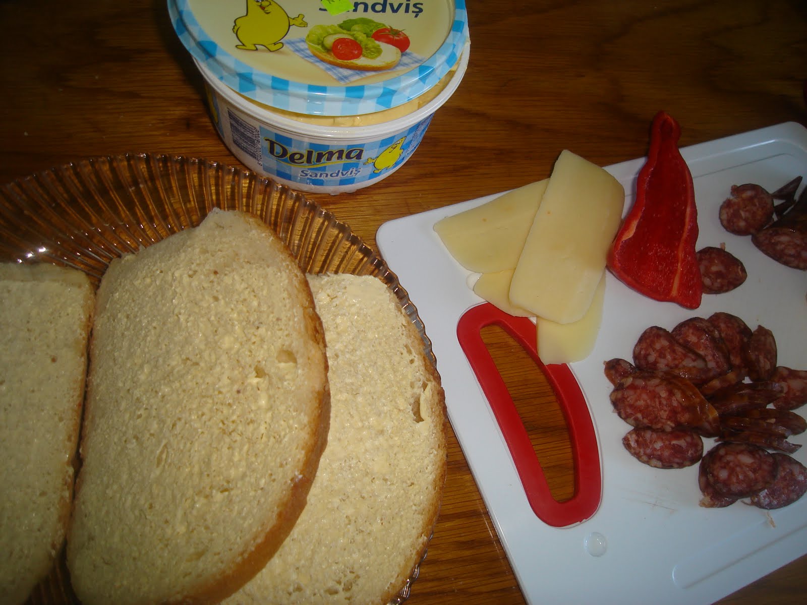 Pe masa din bucatarie: Super sandwichiul Delma