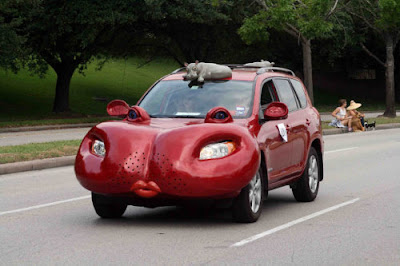 WEIRD NEWS: Weird Car Parade Mods