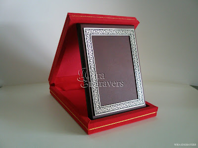 WIRA ENGRAVERS: Plaque in velvet box and wooden box