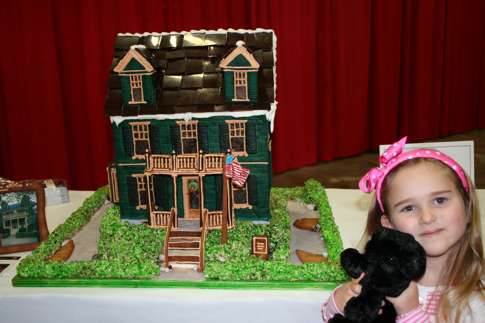 blue eyes: Gingerbread House Competition