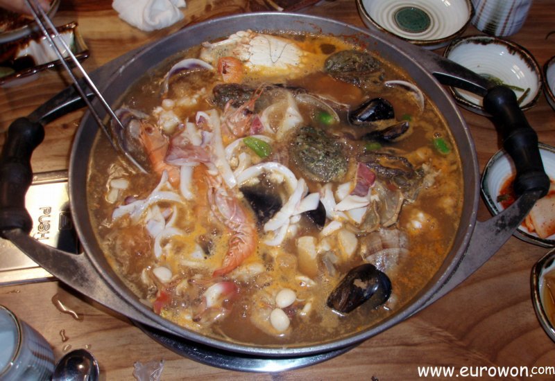 Haemultang (sopa de marisco) en el restaurante Samseonghyeol de Jeju ...