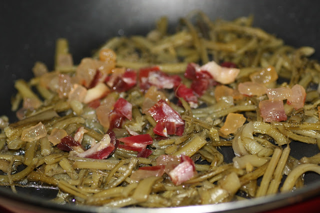 Cardillos, trigueros y tagarninas, cómo hacer un buen revuelto de cardillos