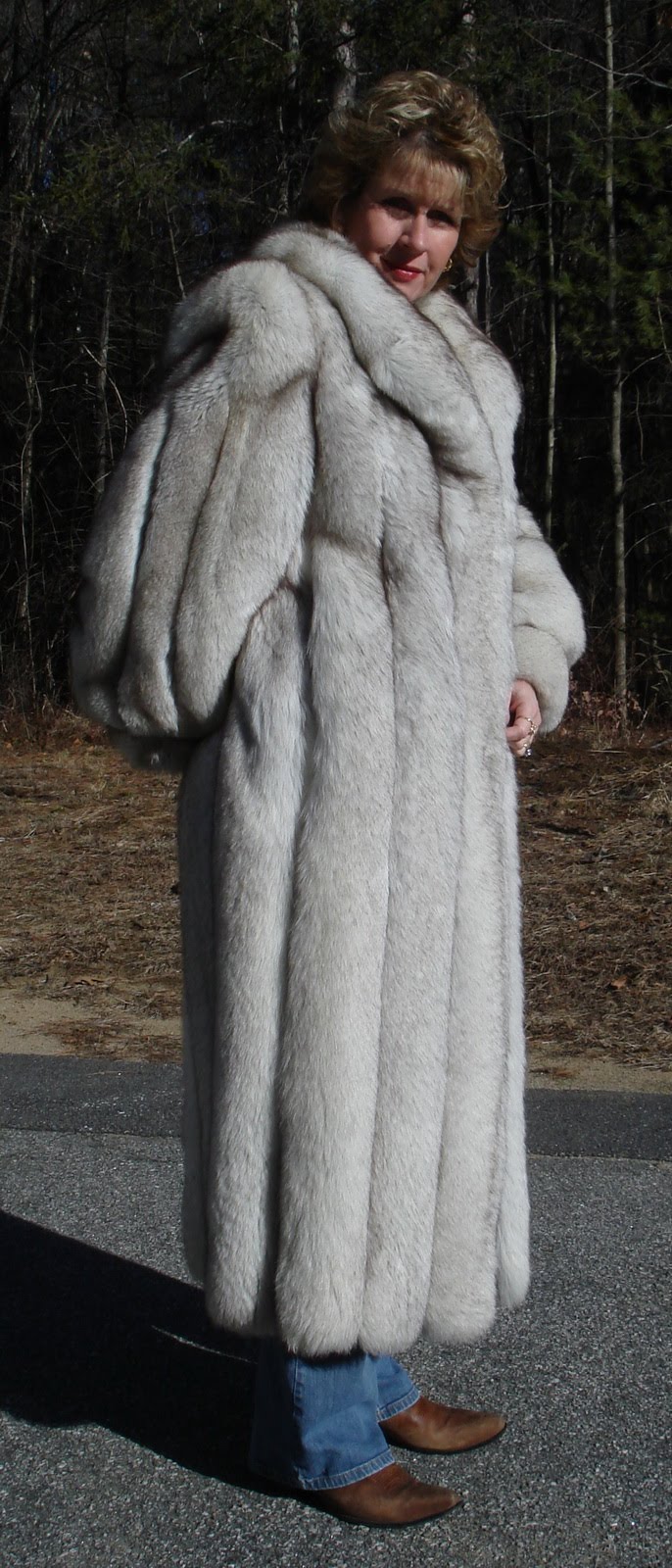 LAFOURRURE2: beautiful fox fur coat