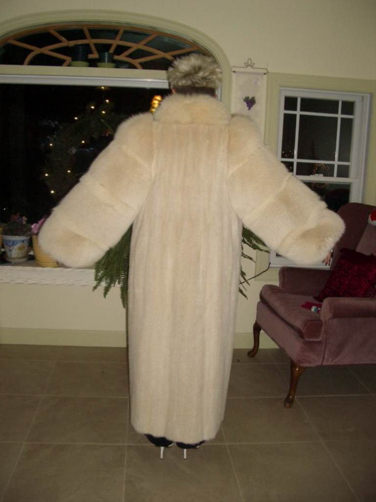 LAFOURRURE2: Biggest fox fur coat