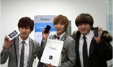 KPOP Latest News: What Smartphones Do Idol Stars Use?: iPhone VS Blackberry