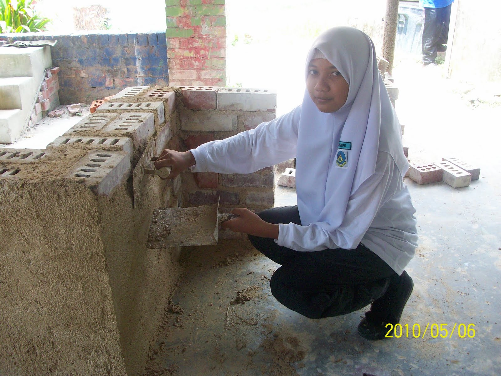 Bahan Binaan: Aktiviti membina tembok ikatan flemish dan melepa