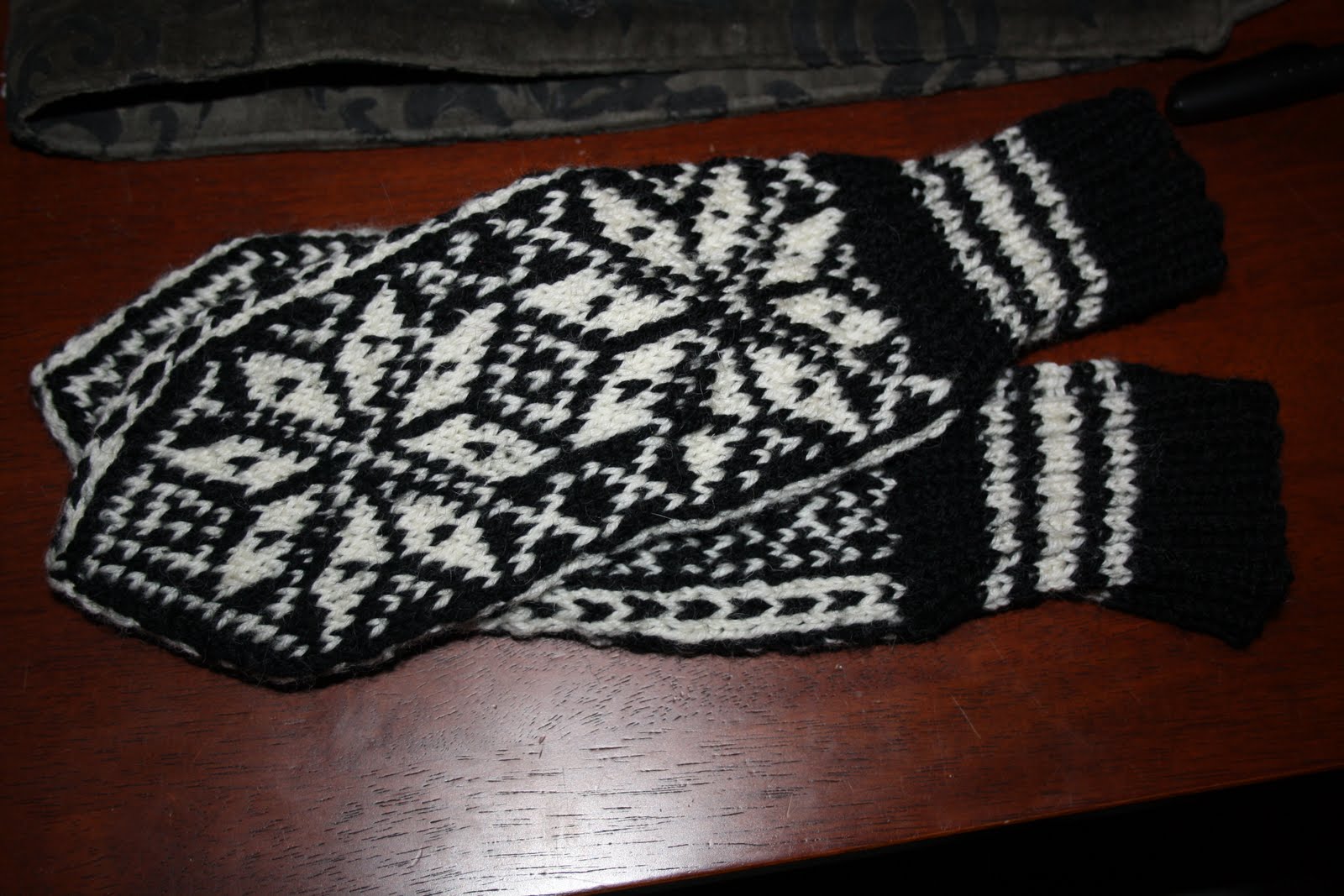 The Knitting needle: Selbuvotter