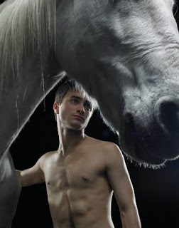 Siluman Karet: Horse Play With Daniel Radcliffe