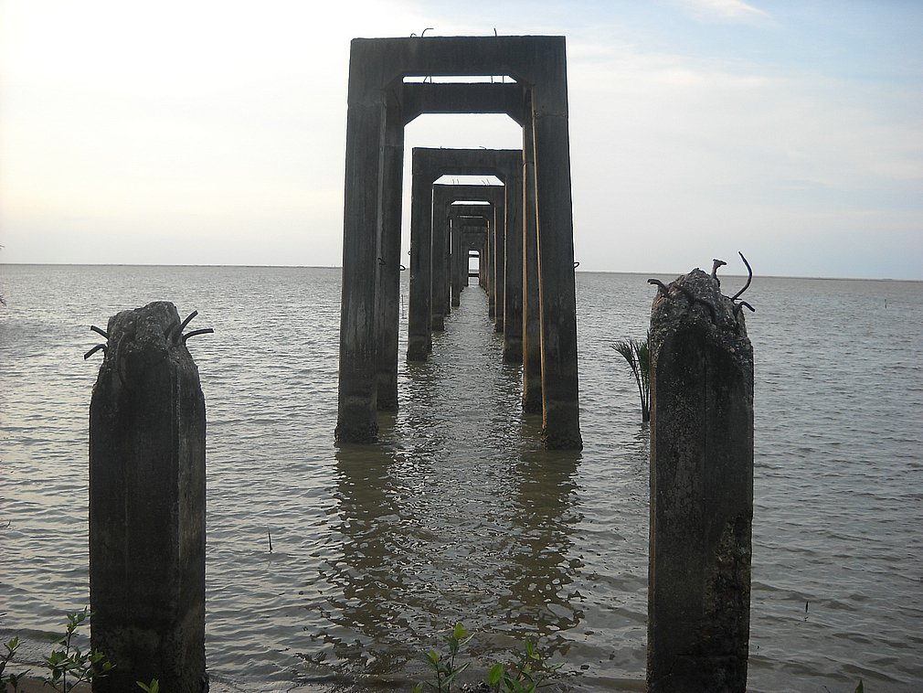 Warisan Tumpat: Tiang Jeti Bijih Besi di Jubakar Pantai, Tumpat, Kelantan.