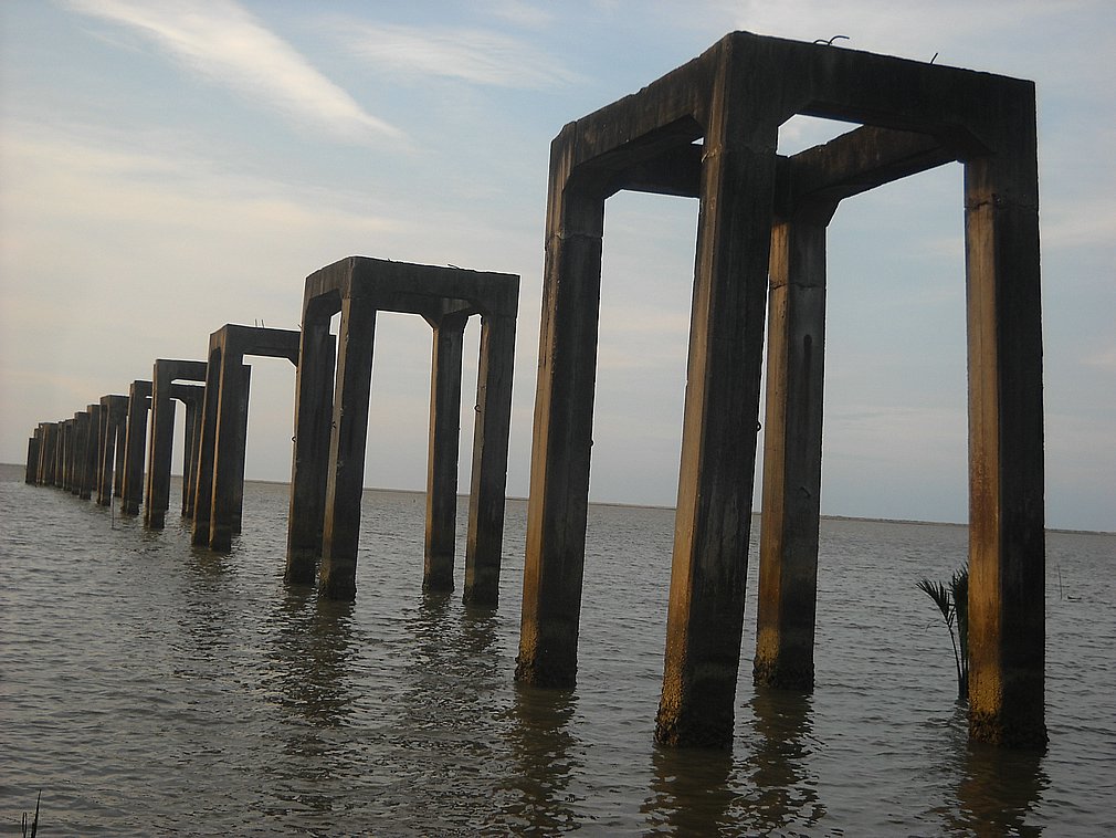 Warisan Tumpat: Tiang Jeti Bijih Besi di Jubakar Pantai, Tumpat, Kelantan.